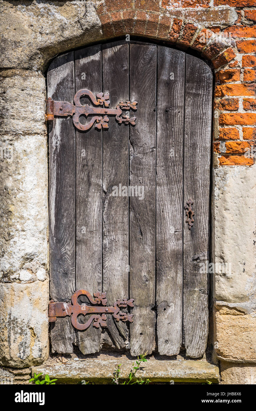 Medieval doors hi-res stock photography and images - Alamy