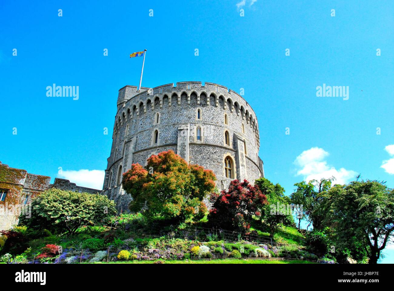 Windsor castle round tower and flag hi-res stock photography and images ...