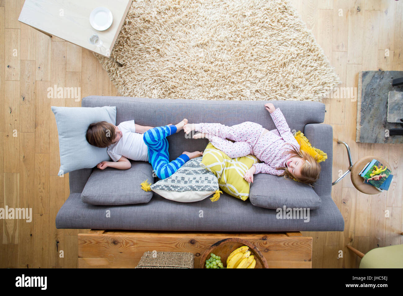 People sitting opposite ends sofa hi-res stock photography and images ...