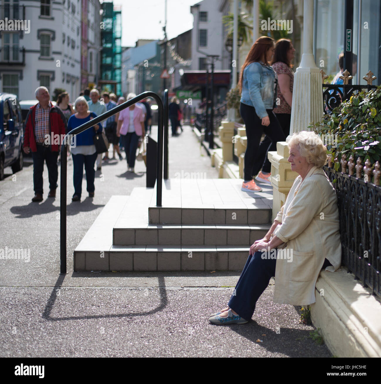 Old man sitting down hi-res stock photography and images - Alamy