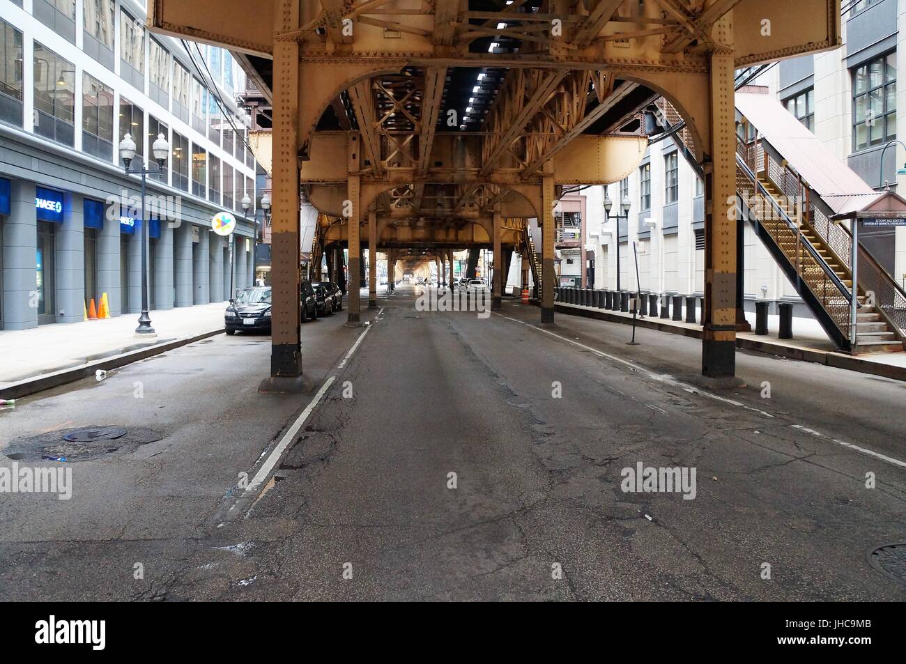 elevated commuter train tracks chicago illinois Stock Photo - Alamy