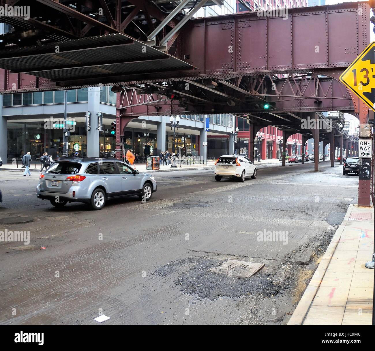 elevated commuter train tracks chicago illinois Stock Photo - Alamy