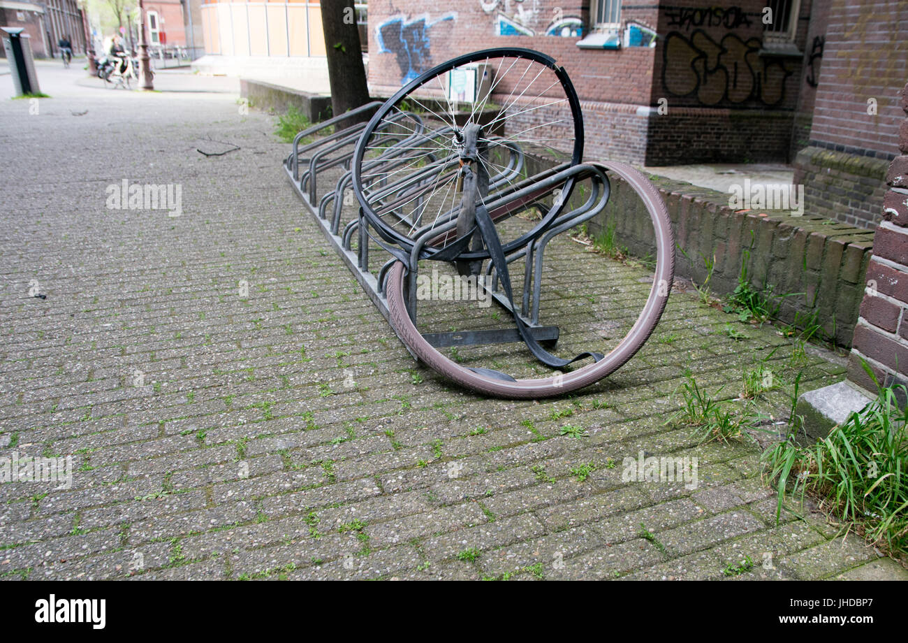 Missing wheels hi-res stock photography and images - Alamy