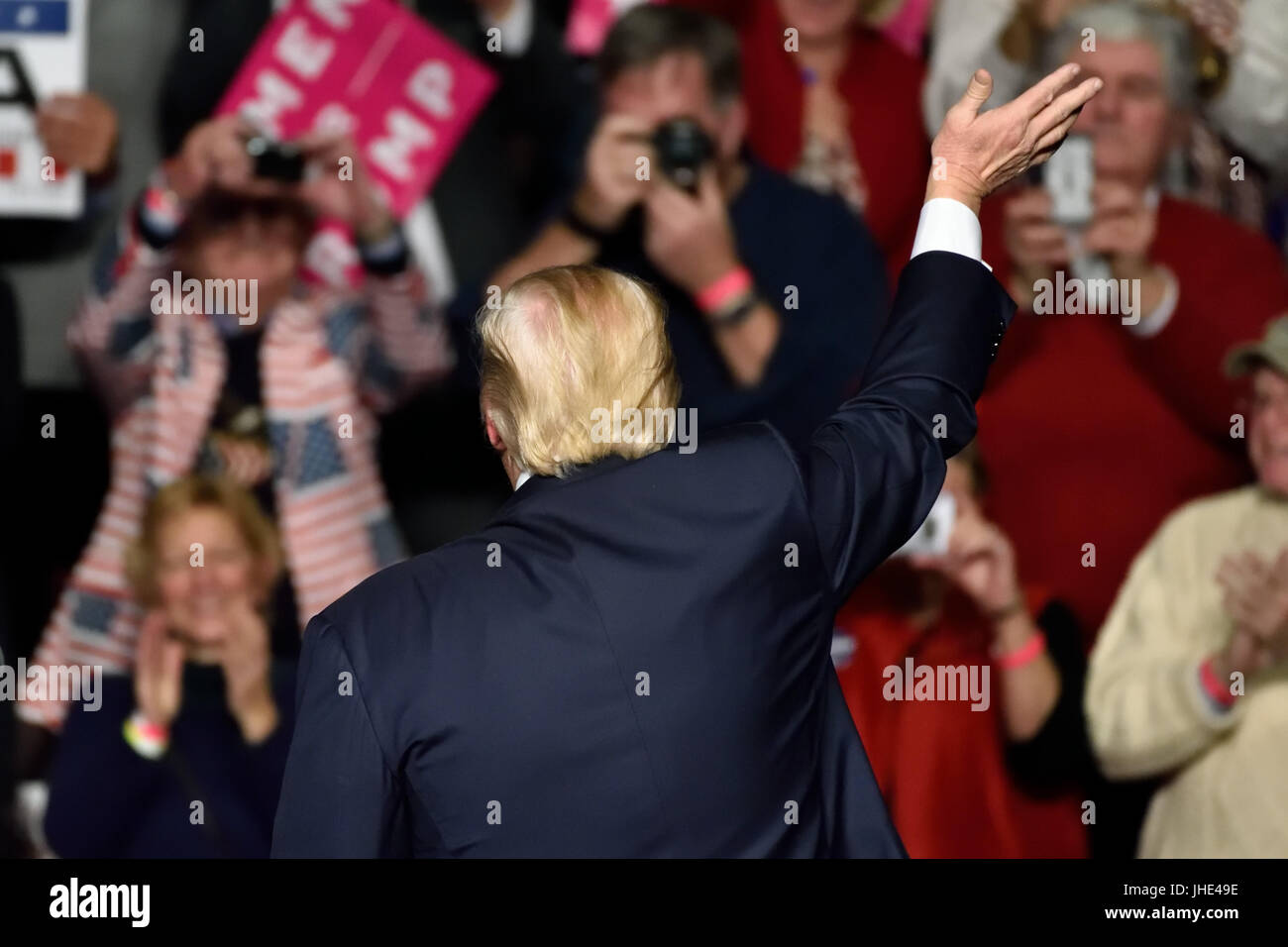 Giant crowd back hi-res stock photography and images - Alamy