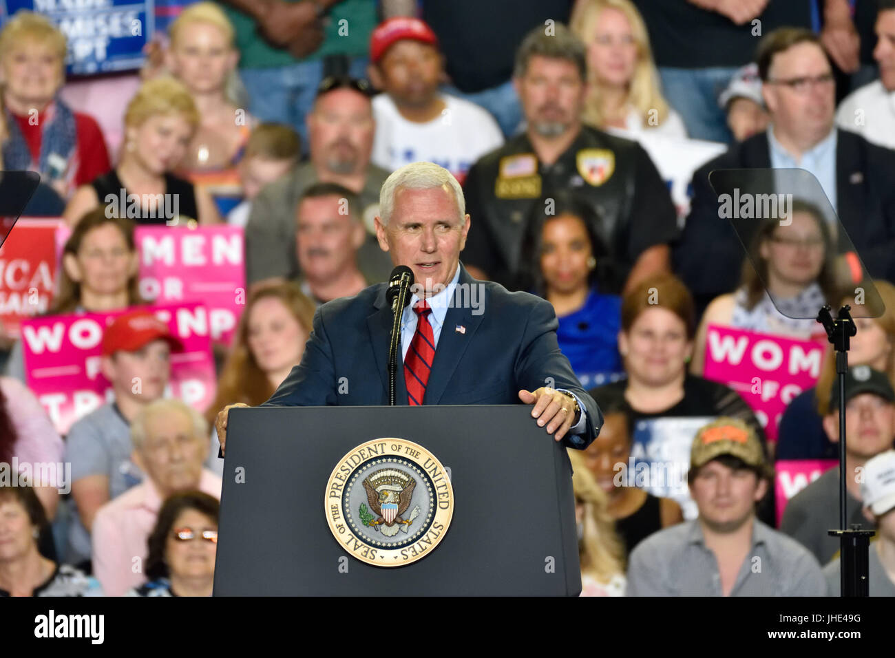 Trump 100 days rally crowd hi-res stock photography and images - Alamy