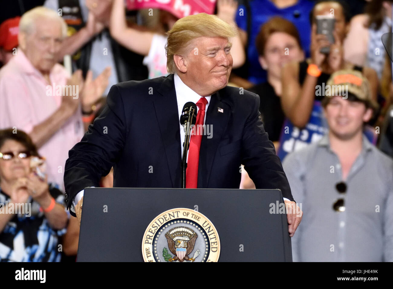 Donald trump side profile hi-res stock photography and images - Alamy