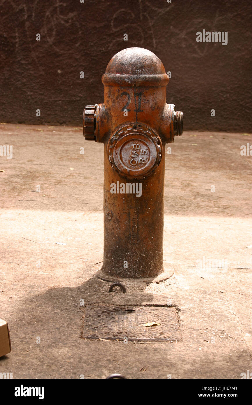 Fire hydrant lid hi-res stock photography and images - Alamy