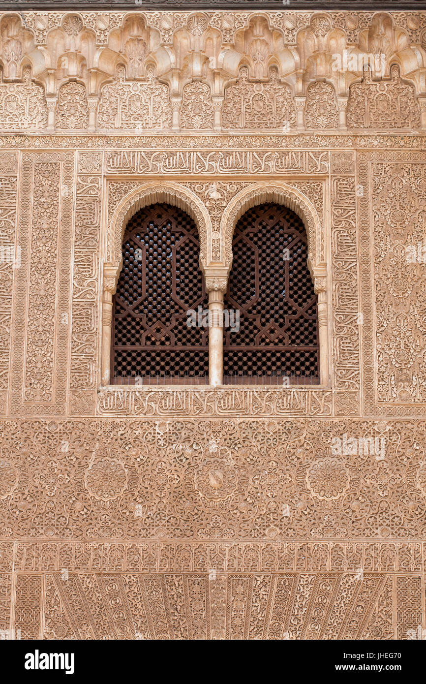 Arabesque wall decoration of the Comares Palace (Palacio de Comares ...