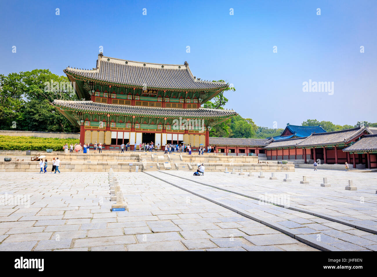 Gate to the complex of changdeokgung palace hi-res stock photography and images - Alamy
