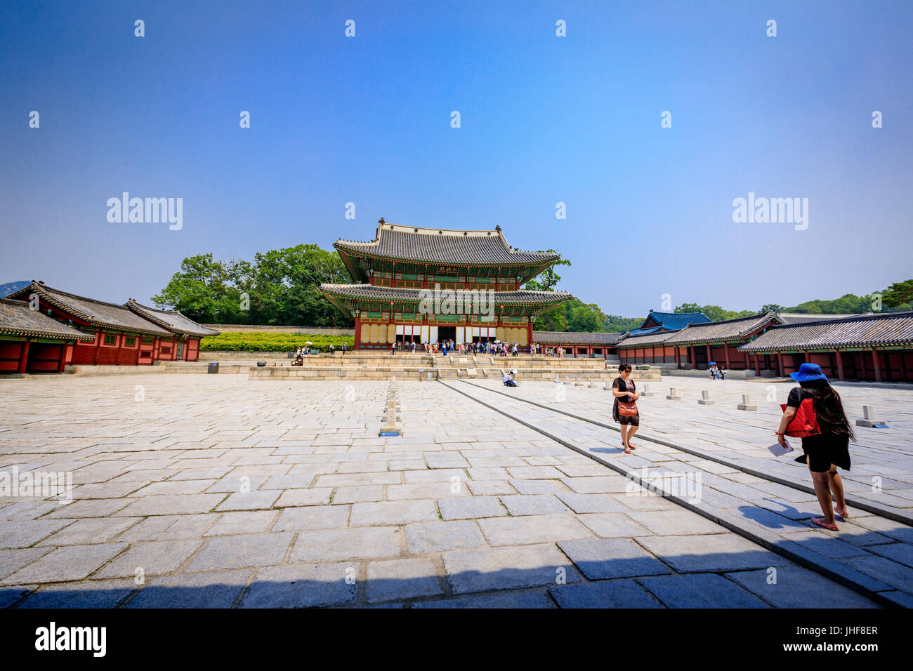 Gate to the complex of changdeokgung palace hi-res stock photography and images - Alamy