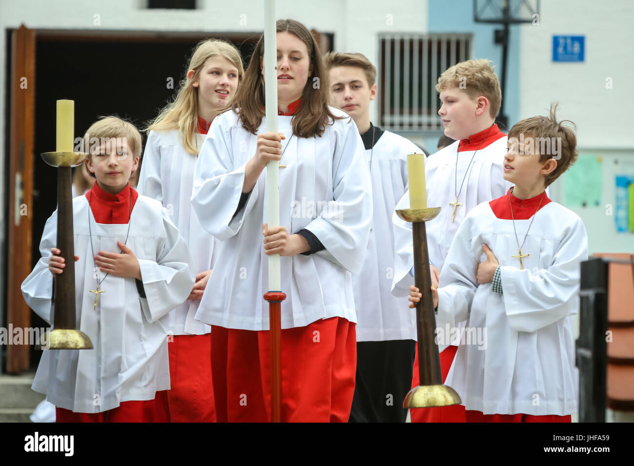 Altar servers holding candles hi-res stock photography and images - Alamy