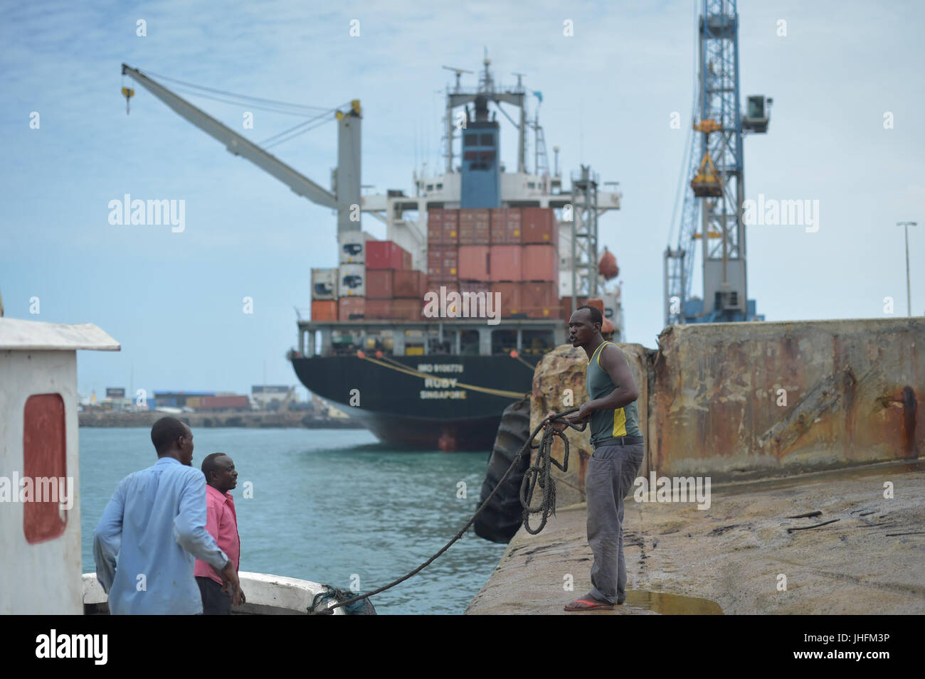 Seaport activities hi-res stock photography and images - Alamy