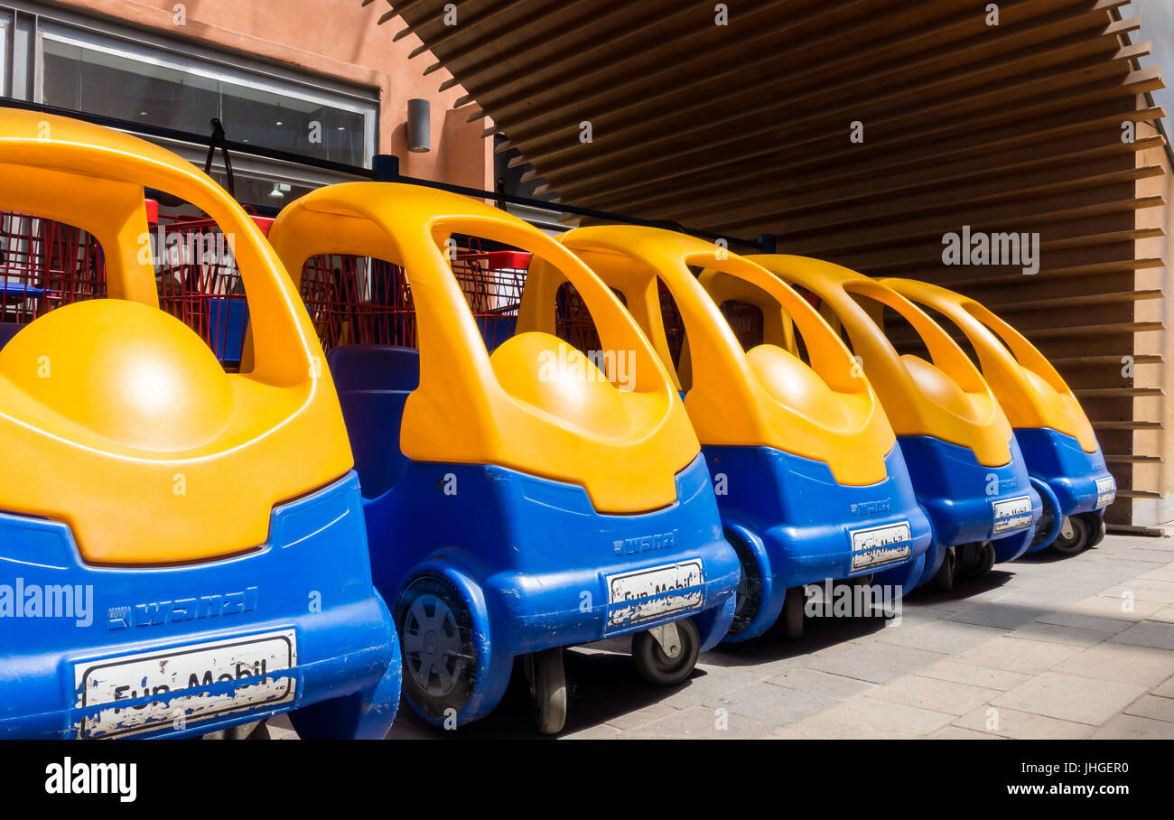 Shoppers trolleys hi-res stock photography and images - Alamy