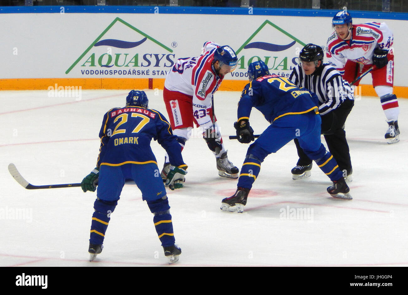 Team face off hi-res stock photography and images - Alamy