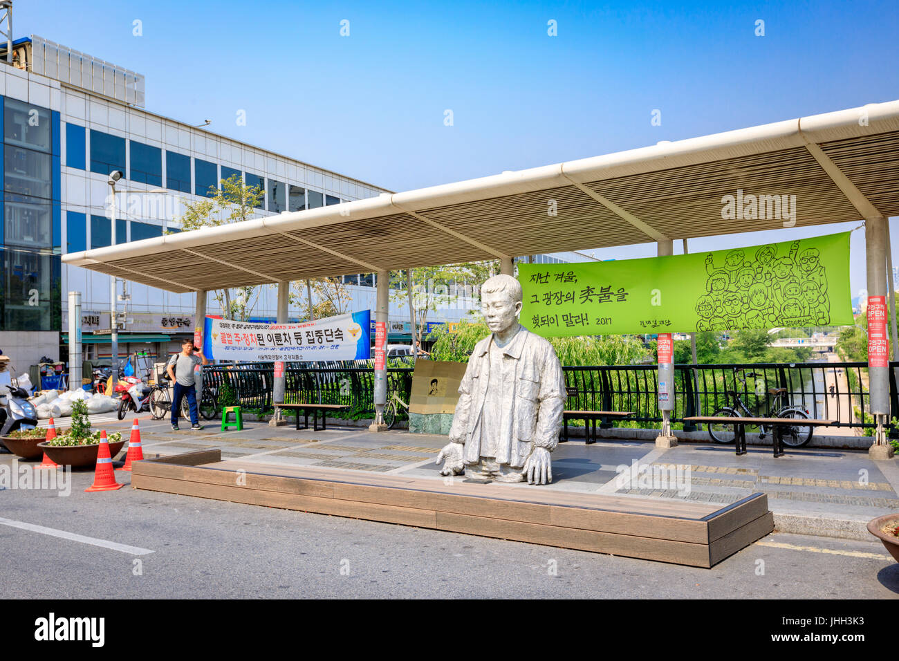 Statue of Jeon tae-il - Picture of Cheonggyecheon Stream near Pyoung ...