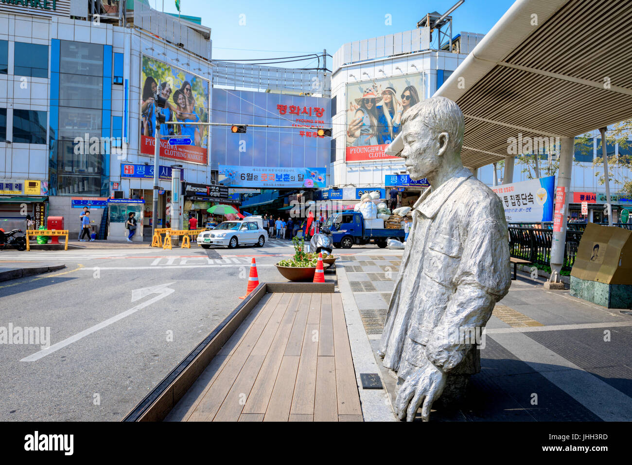 Statue of Jeon tae-il - Picture of Cheonggyecheon Stream near Pyoung ...