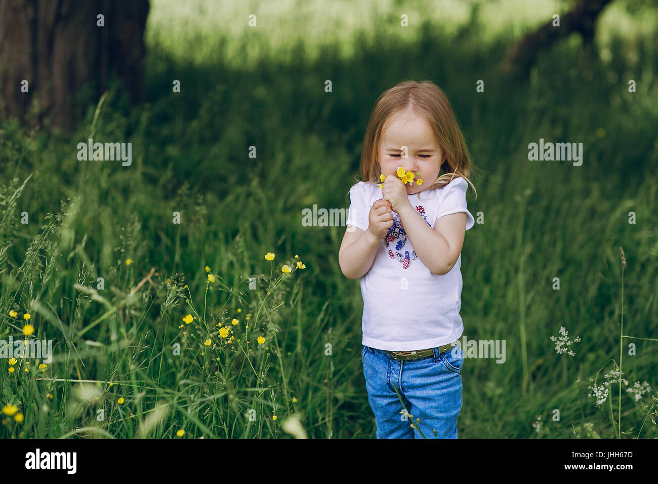 child near tree Stock Photo - Alamy