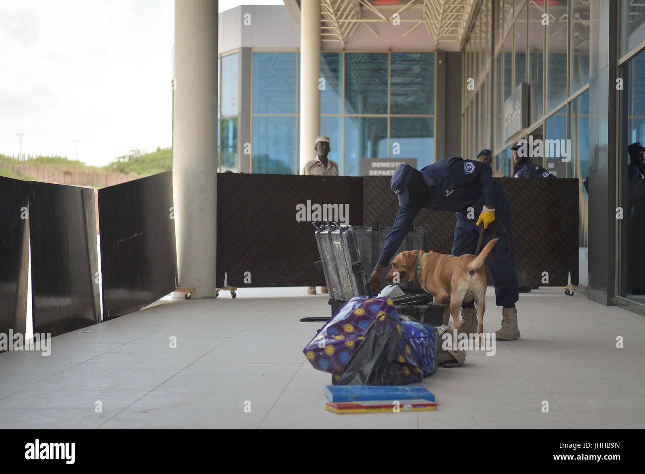 Airport staff security checkpoint hi-res stock photography and images ...
