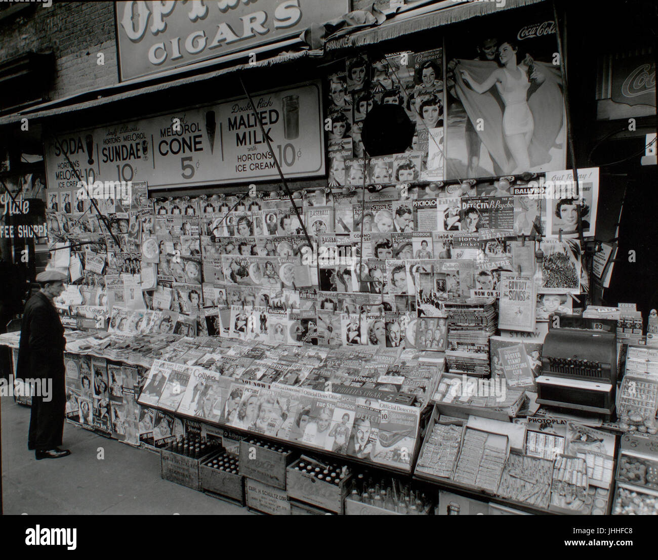 Vintage newsstand hi-res stock photography and images - Alamy