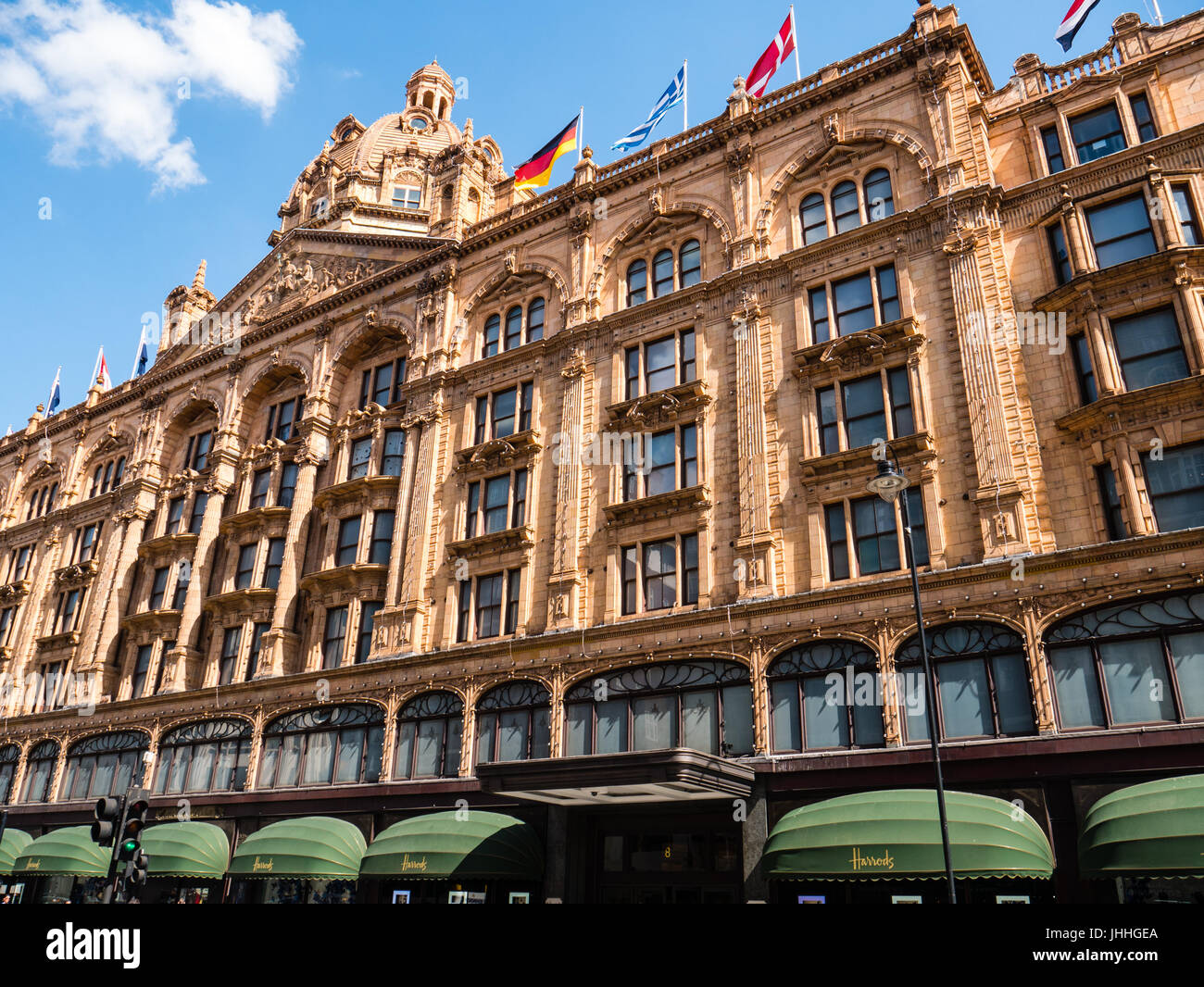 At harrods department store hi-res stock photography and images - Alamy