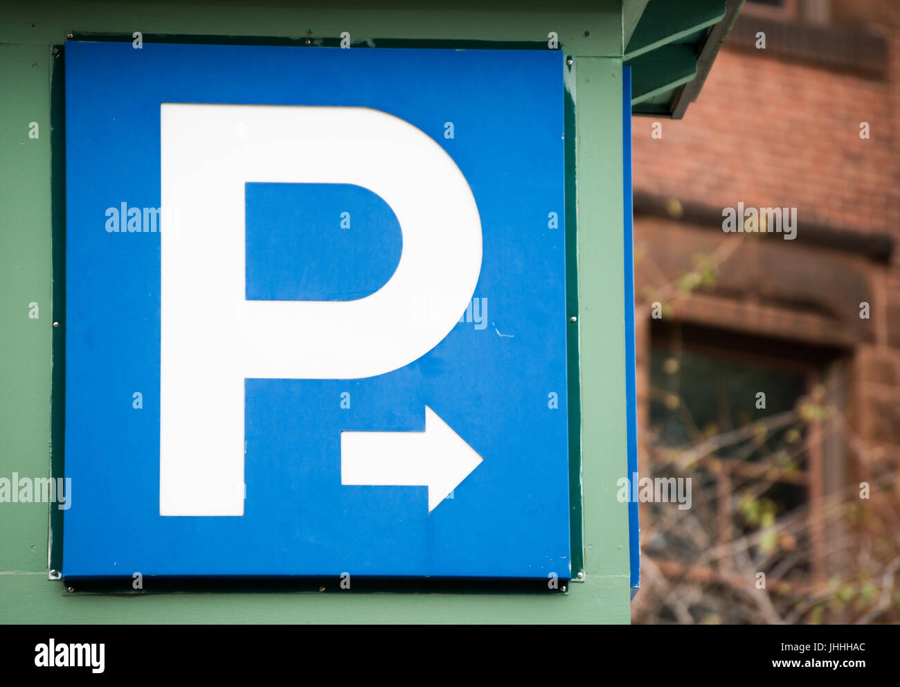 blue parking sign with arrow pointing to the right Stock Photo - Alamy