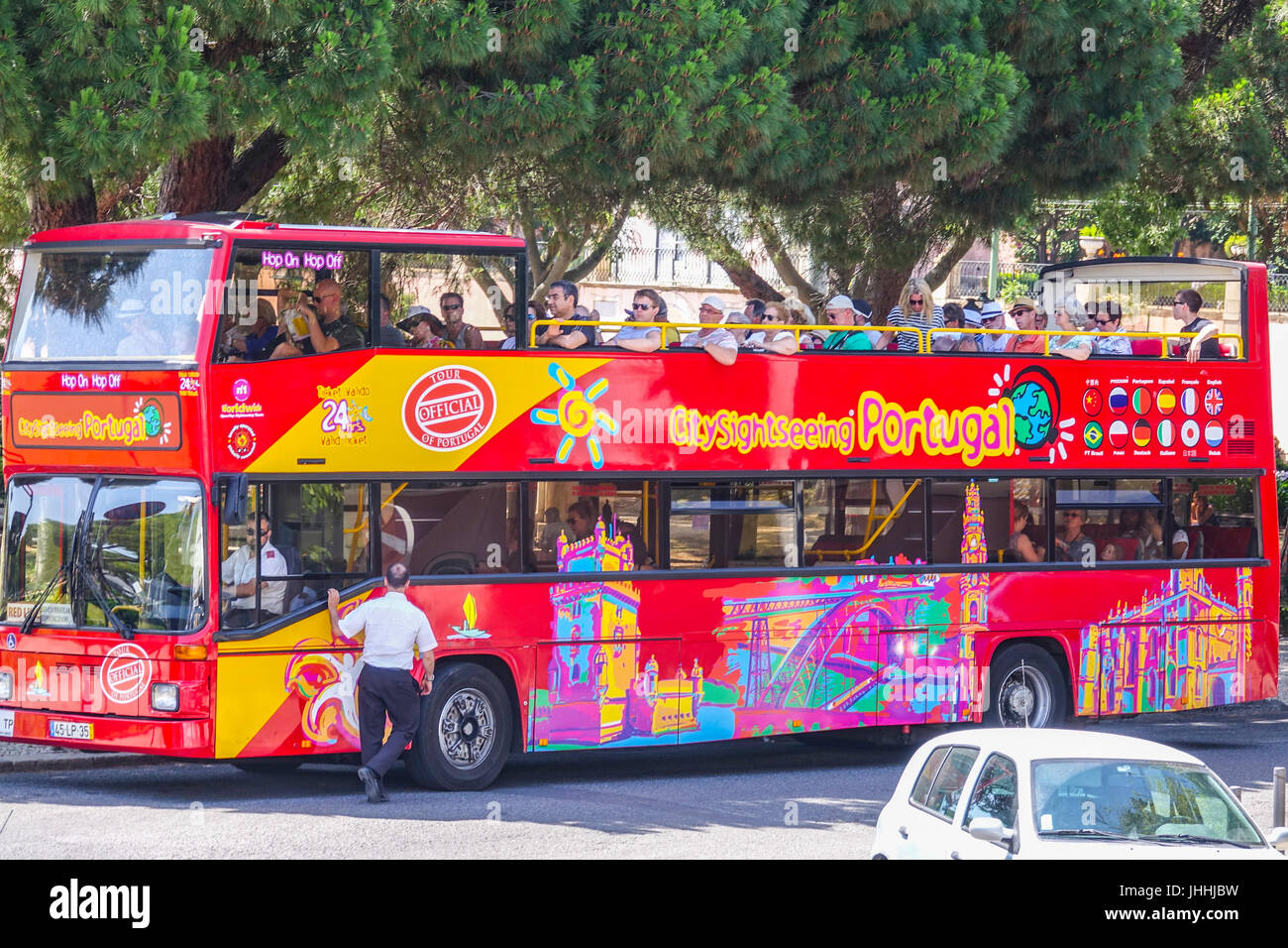 Alfama portugal bus hi-res stock photography and images - Alamy