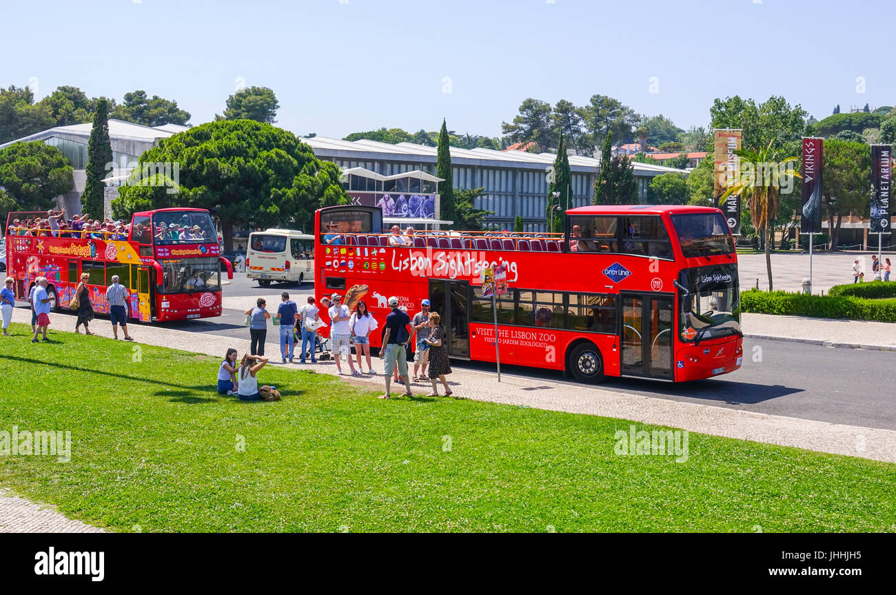 Alfama portugal bus hi-res stock photography and images - Alamy