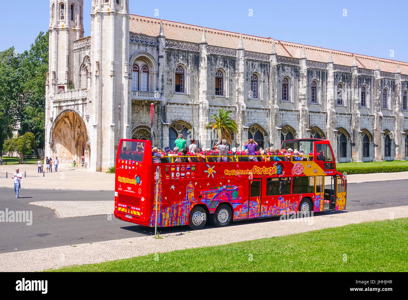 Alfama portugal bus hi-res stock photography and images - Alamy