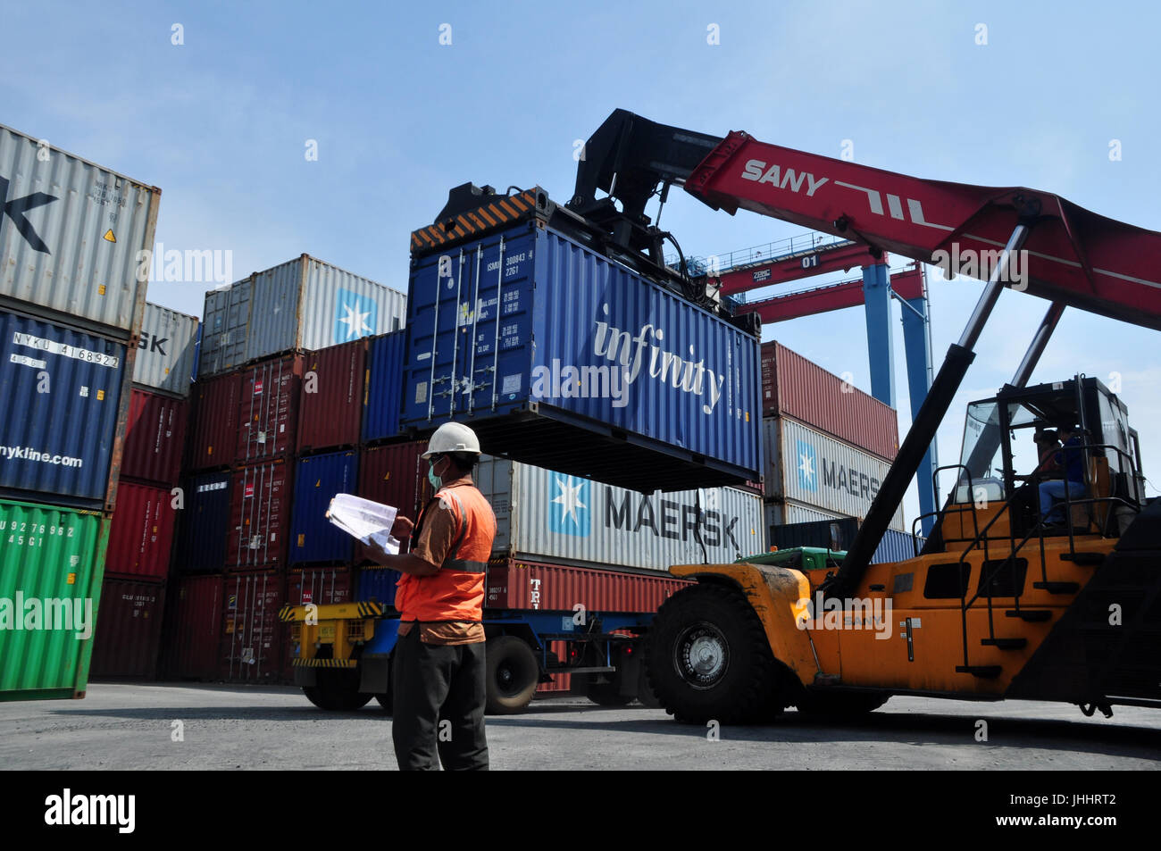 Container unloading truck yard hi-res stock photography and images - Alamy