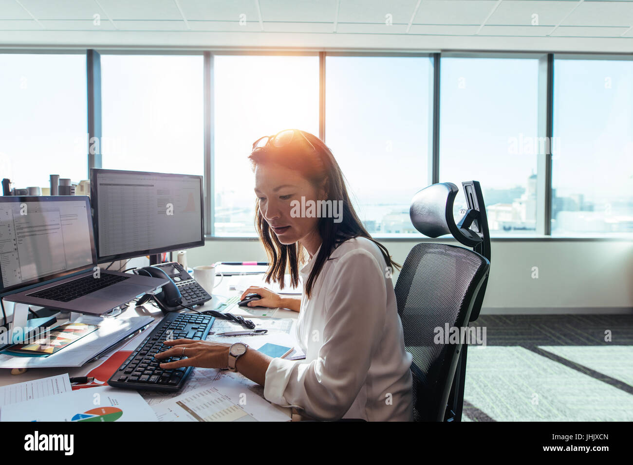 Investor computer hi-res stock photography and images - Alamy