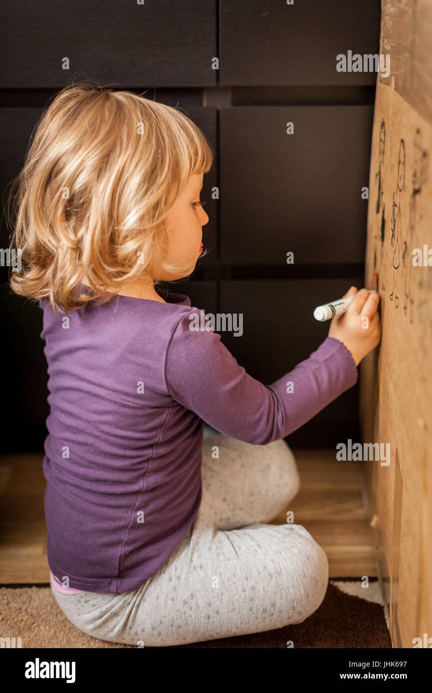 Little girl drawing on a cardboard at home Stock Photo - Alamy