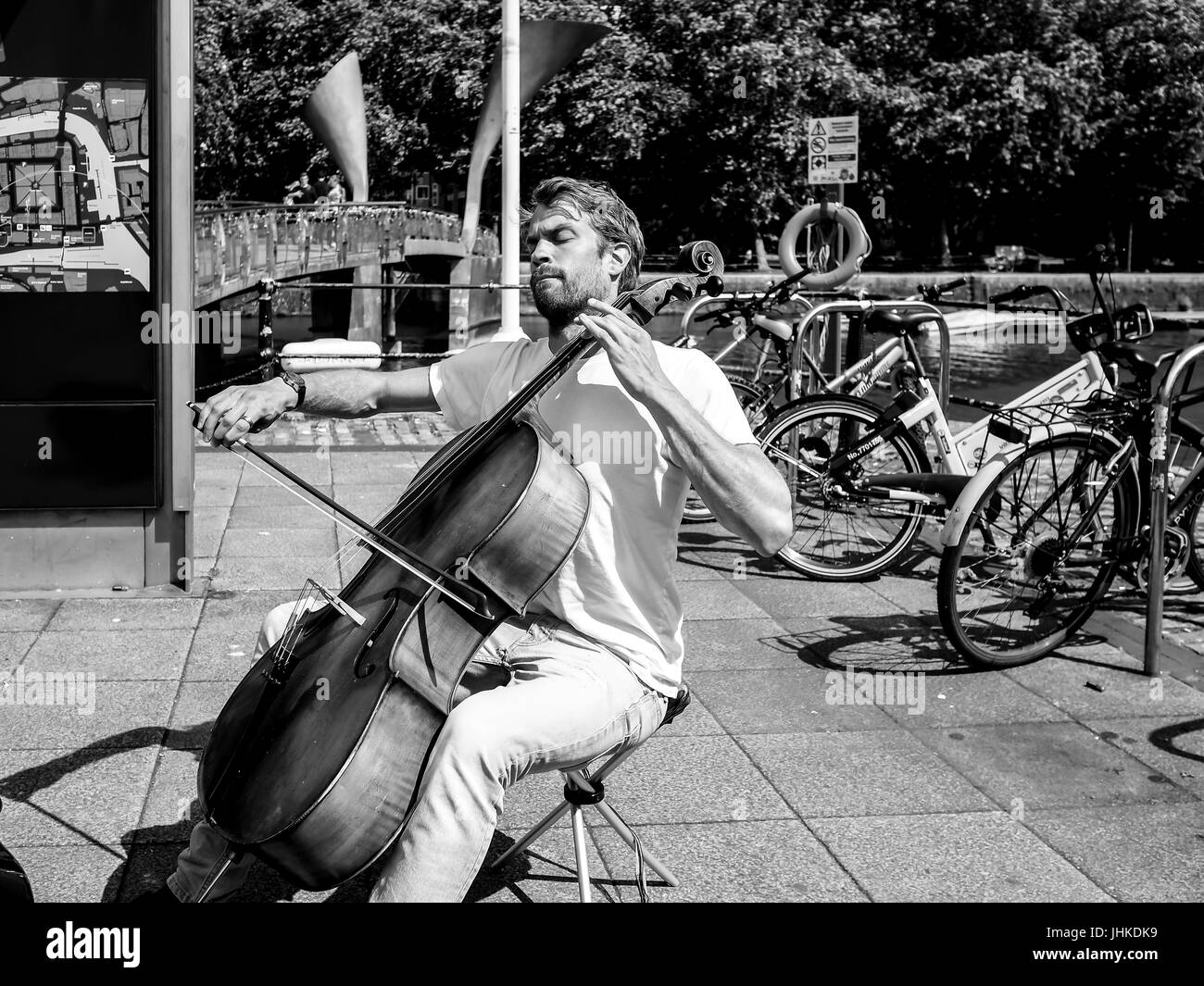 Black and white cellist hi-res stock photography and images - Alamy