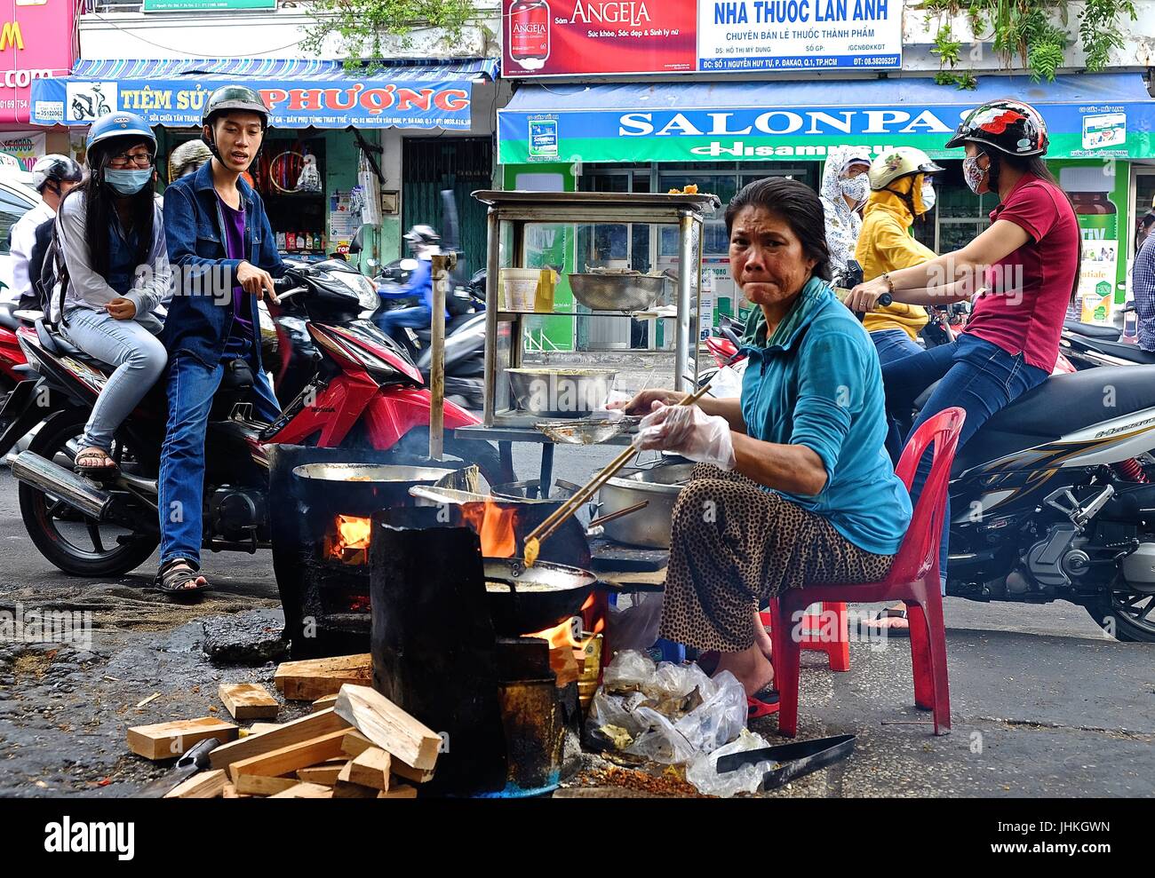 A Vietnamese woman cooks street food in Ho Chi Minh City, Vietnam Stock ...