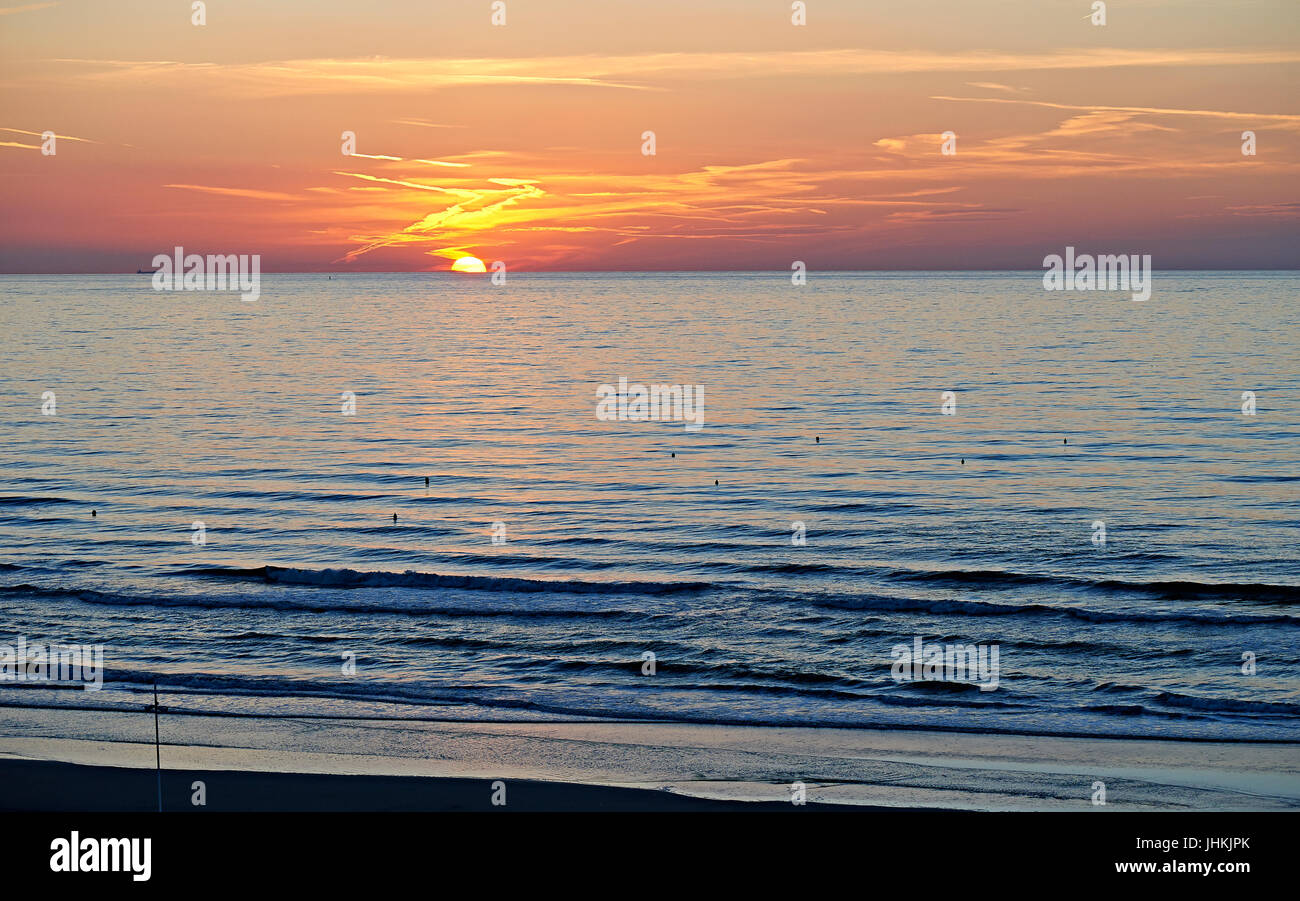 Beautiful sunset on ocean hi-res stock photography and images - Alamy