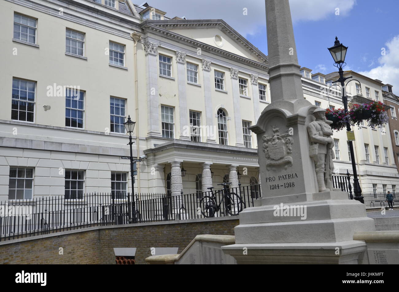 Neo-Georgian style buildings and War Memorial in Richmond on Thames ...