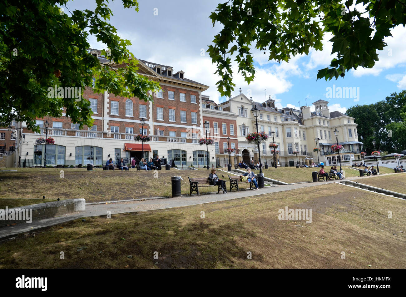 The riverside at Richmond on the River Thames on a sunny summer ...