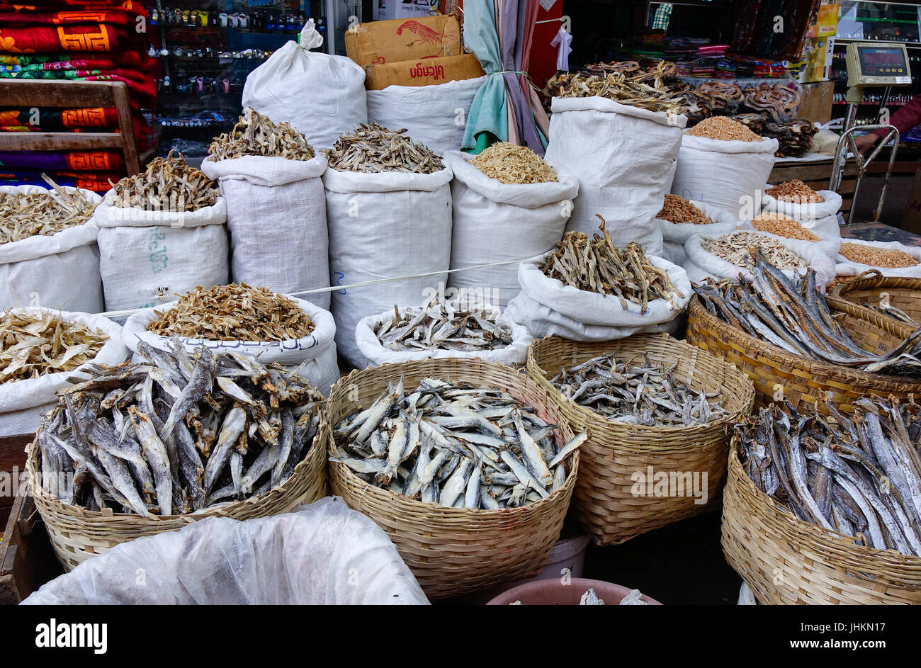 Traditional asian fish market stall full hi-res stock photography and ...