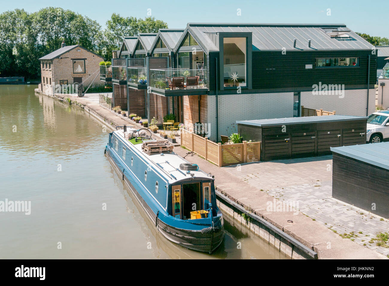 Narrow boat moored at the Marsworth Wharf contemporary housing ...