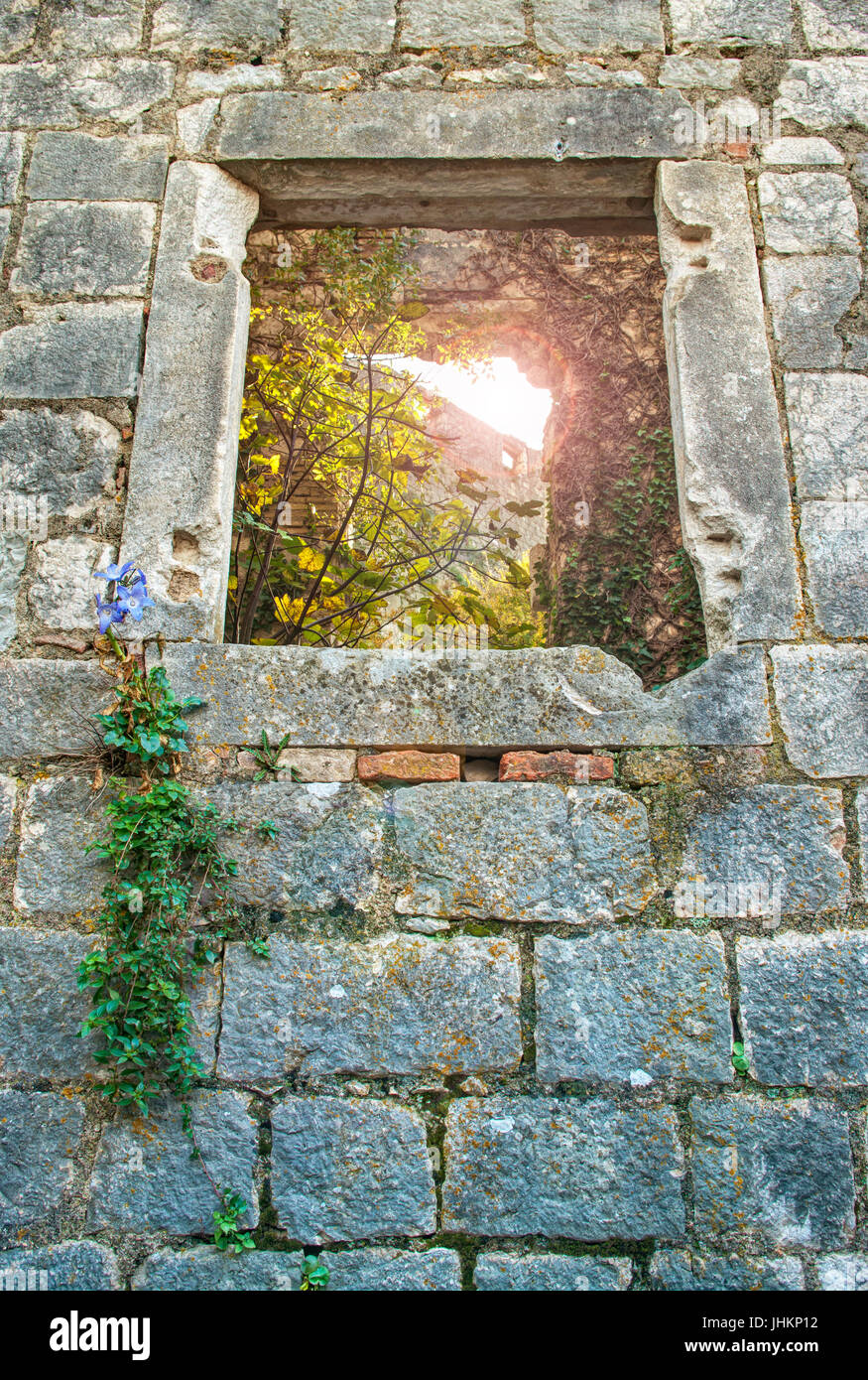 Castle wall window hi-res stock photography and images - Alamy