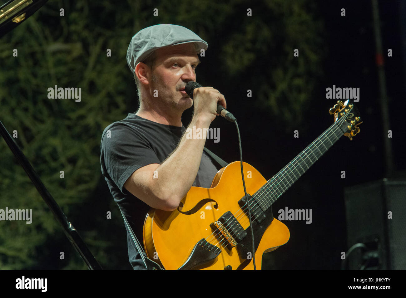 Larry grenadier on double bass hi-res stock photography and images - Alamy