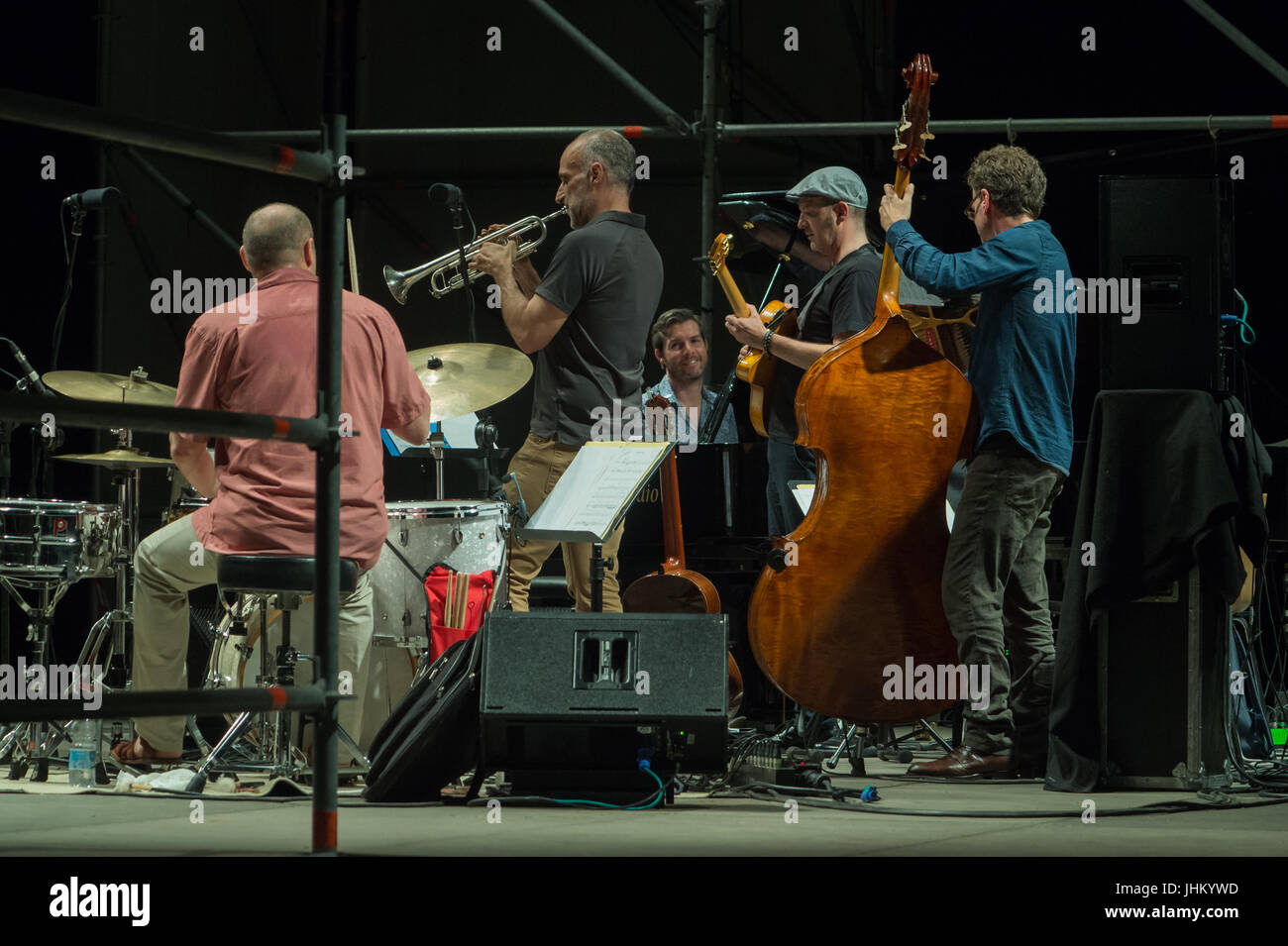 Jeff ballard on drums hi-res stock photography and images - Alamy
