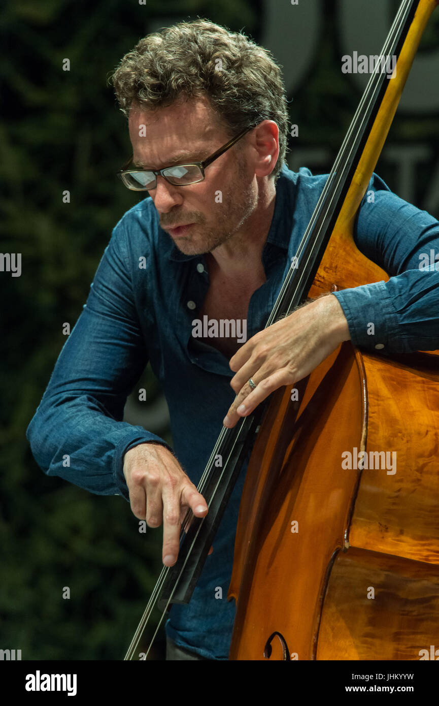 Larry grenadier hi-res stock photography and images - Alamy