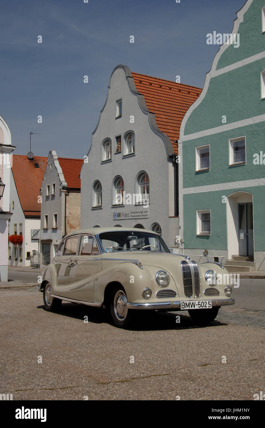 BMW 502 (1954-1964) Baroque Angel luxury V8 sedan Stock Photo - Alamy
