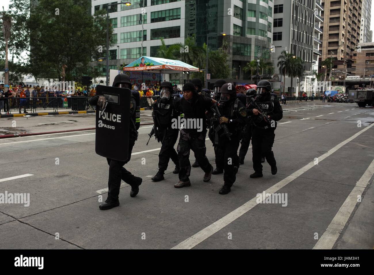 Philippines. 14th July, 2017. SWAT team members escort a mock suspect ...