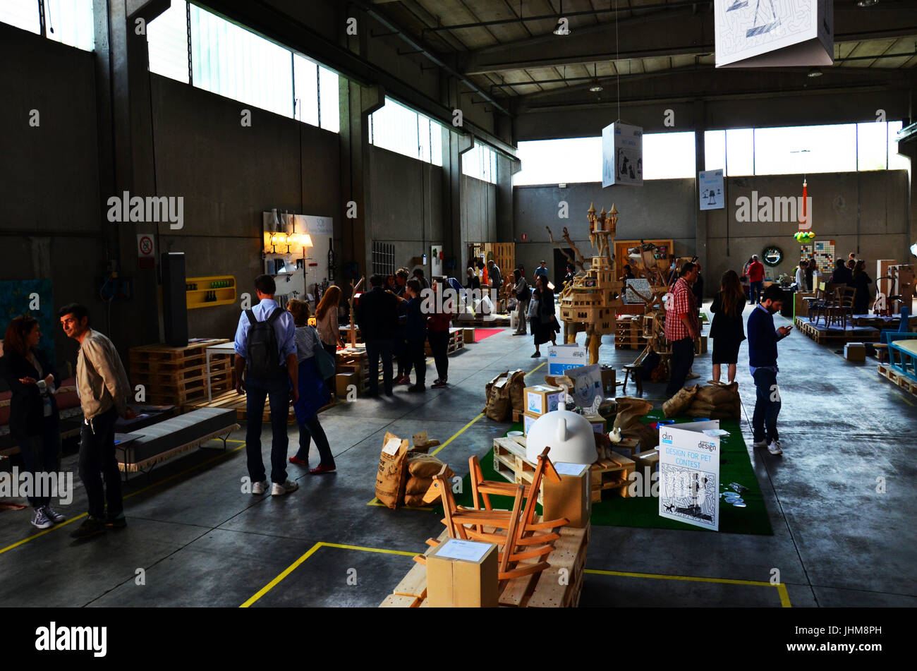 Supermarket market people buying hi-res stock photography and images ...