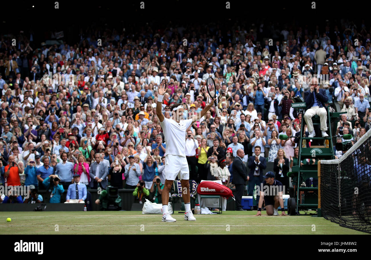Roger Federer acknowledges the crowd after beating Tomas Berdych on day ...