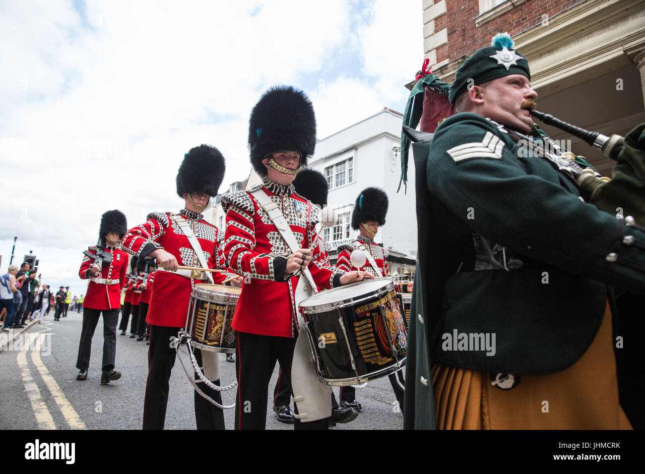 Pipes of the 1st battalion irish guards hi-res stock photography and ...
