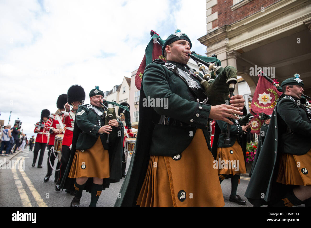 Pipes of the 1st battalion irish guards hi-res stock photography and ...