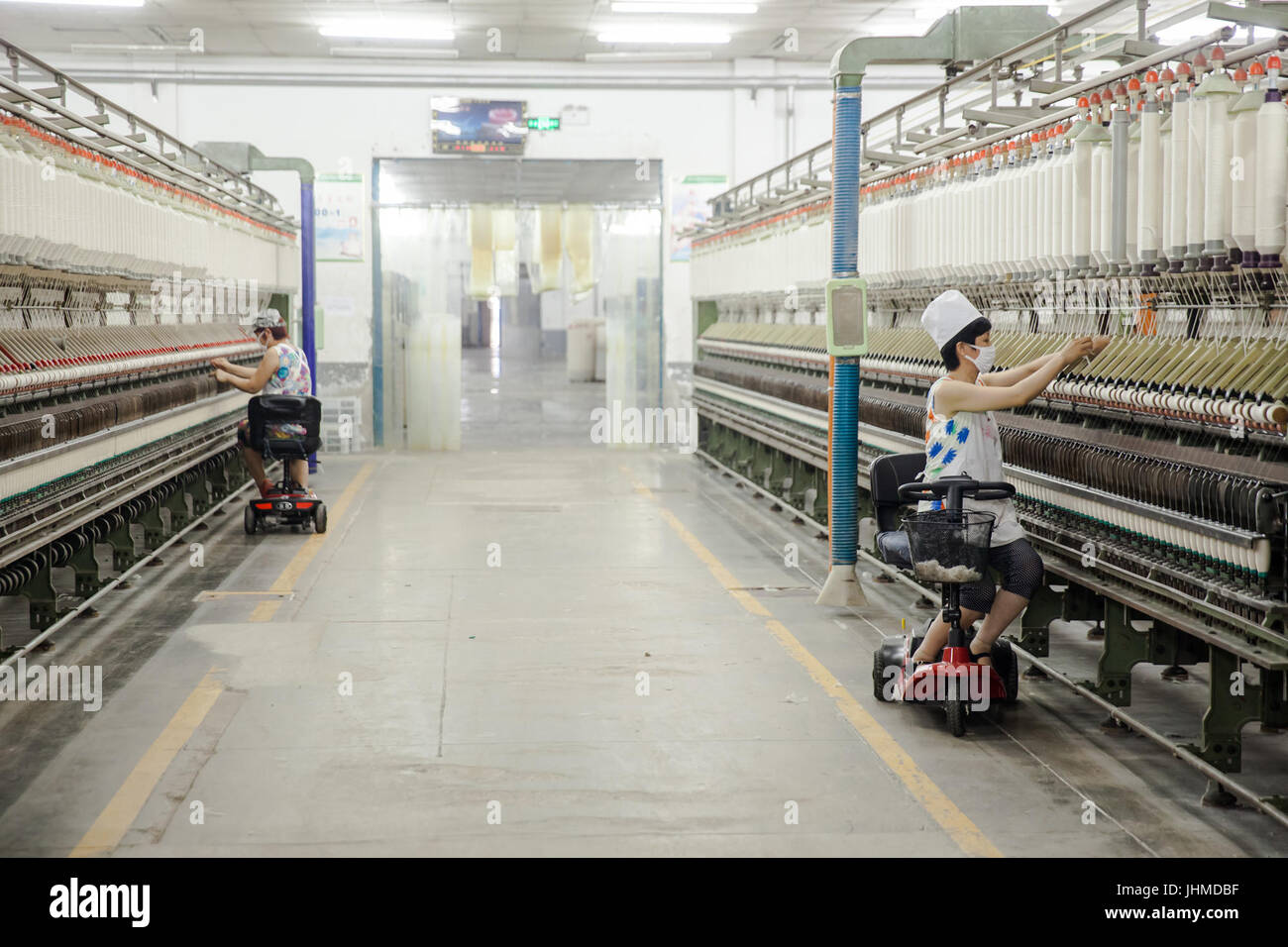Textile factory workers machines hi-res stock photography and images ...