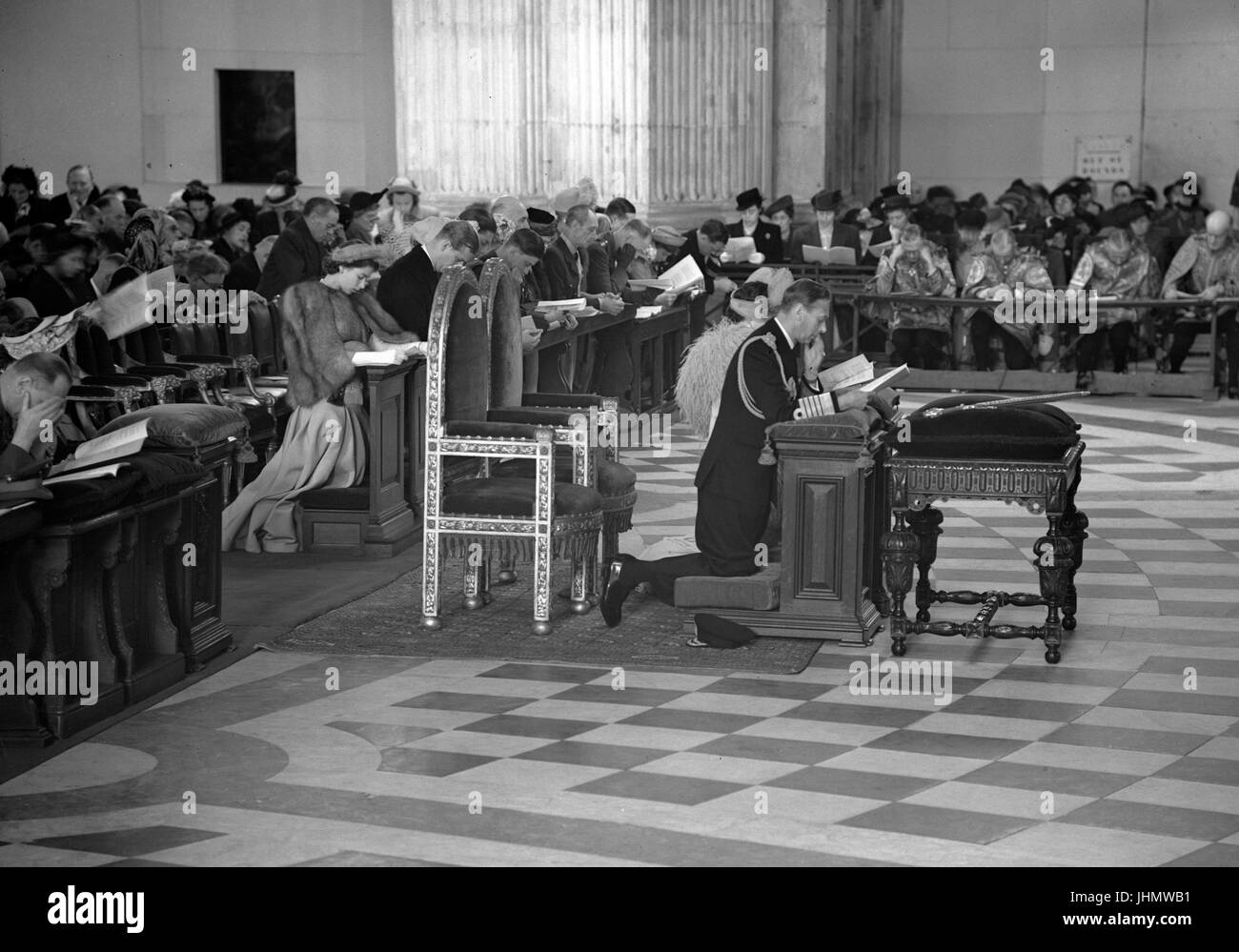 Queen elizabeth at prayer hi-res stock photography and images - Alamy